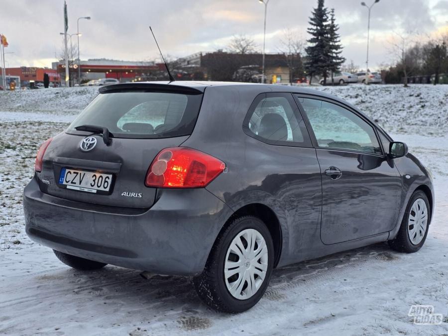 Pelēks Toyota Auris 2007 Viļņa, ar dzinēja tilpumu 1.60 L un nobraukumu 329 tūkst. km par 2000 €, foto 6 vietnē AUTOMOTO.COM.LV