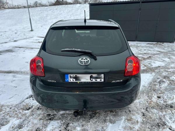 Grey Toyota Auris 2007 in Vilnius, with an engine capacity of 1.60 L and mileage of 294 thousand km for 2900 €, photo 4 on AUTOMOTO.COM.LV