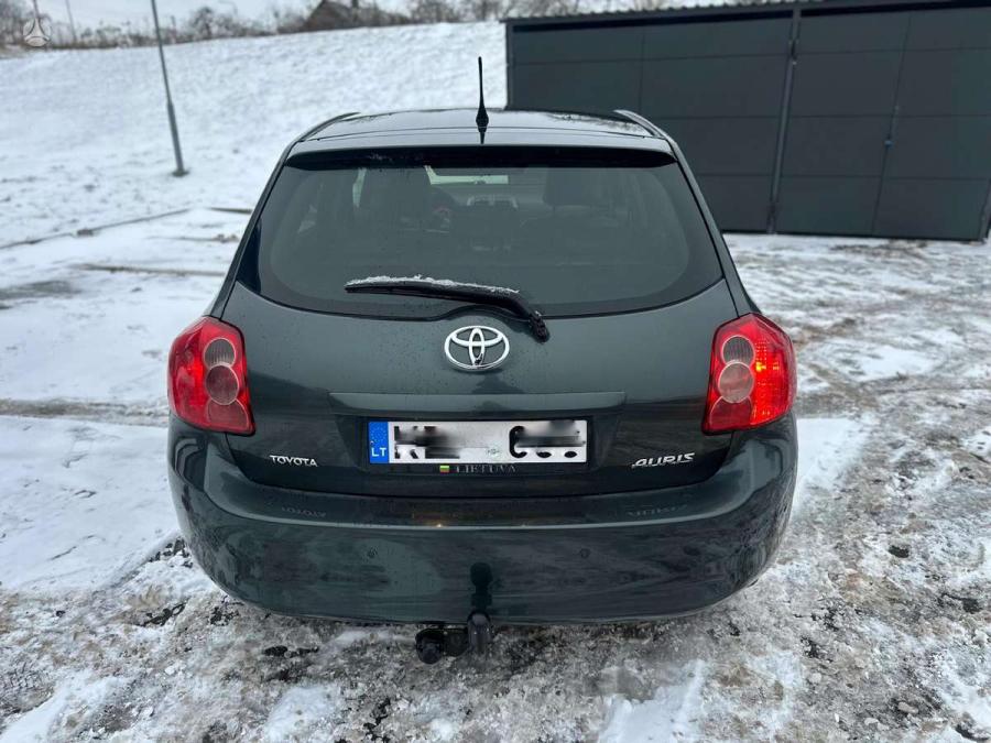 Pelēks Toyota Auris 2007 Viļņa, ar dzinēja tilpumu 1.60 L un nobraukumu 294 tūkst. km par 2900 €, foto 4 vietnē AUTOMOTO.COM.LV