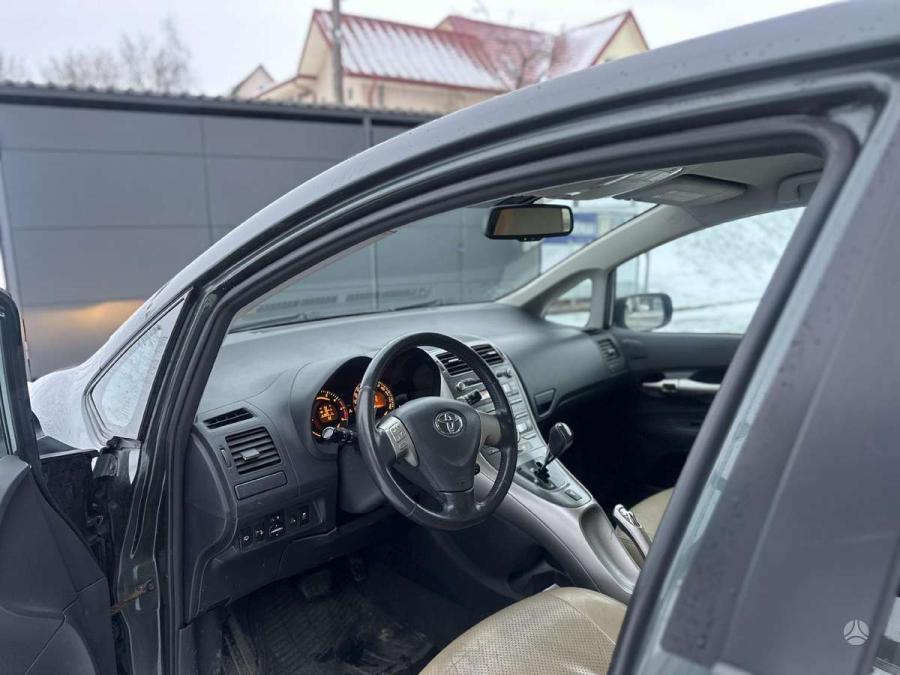 Pelēks Toyota Auris 2007 Viļņa, ar dzinēja tilpumu 1.60 L un nobraukumu 294 tūkst. km par 2900 €, foto 13 vietnē AUTOMOTO.COM.LV