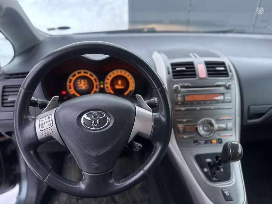 Pelēks Toyota Auris 2007 Viļņa, ar dzinēja tilpumu 1.60 L un nobraukumu 294 tūkst. km par 2900 €, foto 15 vietnē AUTOMOTO.COM.LV