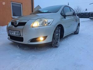 Pelēks Toyota Auris 2007 Viļņa, ar dzinēja tilpumu 2.00 L un nobraukumu 283 tūkst. km par 2100 €, foto  vietnē AUTOMOTO.COM.LV