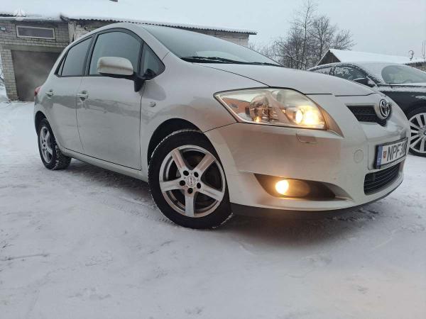 Pelēks Toyota Auris 2007 Viļņa, ar dzinēja tilpumu 2.00 L un nobraukumu 283 tūkst. km par 2100 €, foto 2 vietnē AUTOMOTO.COM.LV