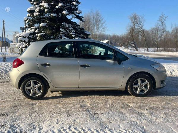 Pelēks Toyota Auris 2007 Viļņa, ar dzinēja tilpumu 1.36 L un nobraukumu 250 tūkst. km par 2150 €, foto 3 vietnē AUTOMOTO.COM.LV