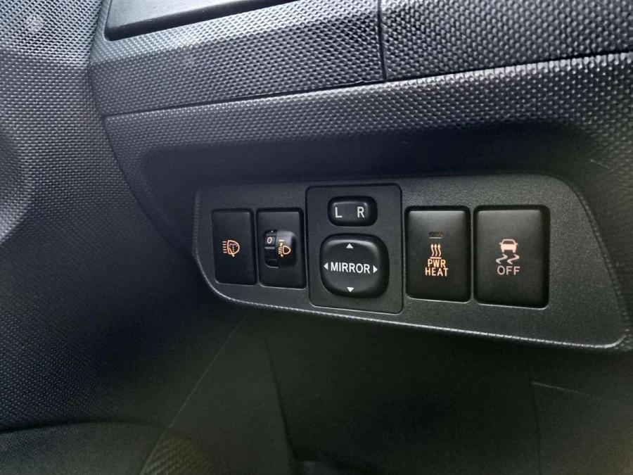 Grey Toyota Auris 2007 in Taurage, with an engine capacity of 1.36 L and mileage of 320 thousand km for 2100 €, photo 18 on AUTOMOTO.COM.LV