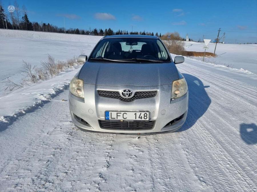 Pelēks Toyota Auris 2007 Viļņa, ar dzinēja tilpumu 2.00 L un nobraukumu 302 tūkst. km par 2300 €, foto 1 vietnē AUTOMOTO.COM.LV