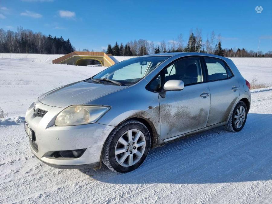 Pelēks Toyota Auris 2007 Viļņa, ar dzinēja tilpumu 2.00 L un nobraukumu 302 tūkst. km par 2300 €, foto 2 vietnē AUTOMOTO.COM.LV