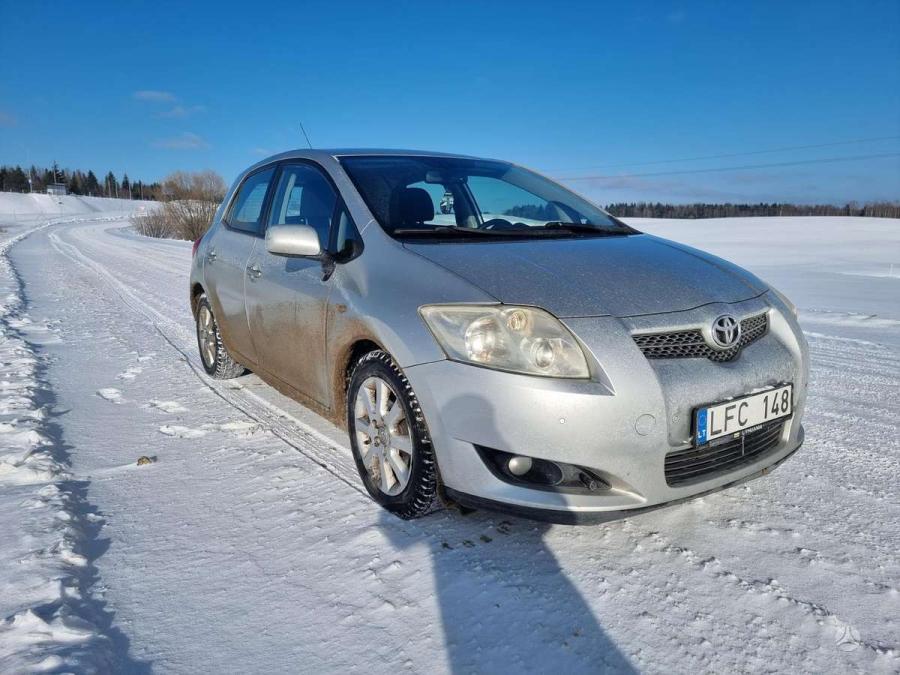 Pelēks Toyota Auris 2007 Viļņa, ar dzinēja tilpumu 2.00 L un nobraukumu 302 tūkst. km par 2300 €, foto 3 vietnē AUTOMOTO.COM.LV