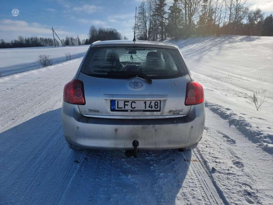 Pelēks Toyota Auris 2007 Viļņa, ar dzinēja tilpumu 2.00 L un nobraukumu 302 tūkst. km par 2300 €, foto 5 vietnē AUTOMOTO.COM.LV