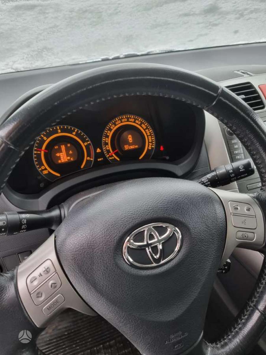 Pelēks Toyota Auris 2007 Viļņa, ar dzinēja tilpumu 2.00 L un nobraukumu 302 tūkst. km par 2300 €, foto 7 vietnē AUTOMOTO.COM.LV
