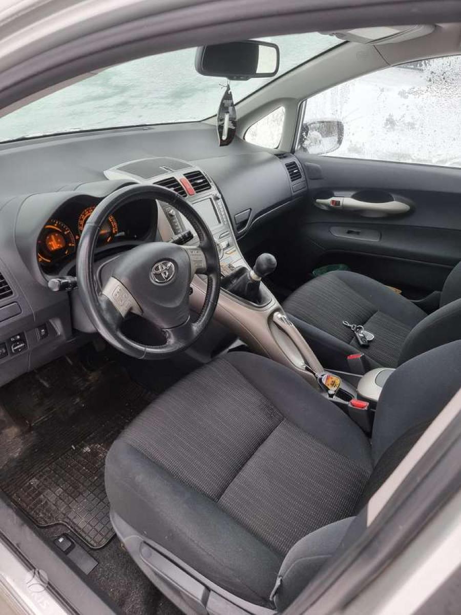 Pelēks Toyota Auris 2007 Viļņa, ar dzinēja tilpumu 2.00 L un nobraukumu 302 tūkst. km par 2300 €, foto 10 vietnē AUTOMOTO.COM.LV