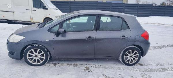 Grey Toyota Auris 2007 in Vilnius, with an engine capacity of 1.36 L and mileage of 305 thousand km for 1800 €, photo 1 on AUTOMOTO.COM.LV