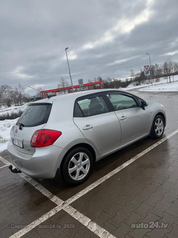Grey Toyota Auris 2007 in Riga, with an engine capacity of 1.60 L and mileage of 277 thousand km for 2100 €, photo 5 on AUTOMOTO.COM.LV