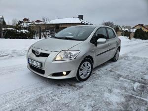 Pelēks Toyota Auris 2007 Viļņa, ar dzinēja tilpumu 1.60 L un nobraukumu 133 tūkst. km par 3200 €, foto  vietnē AUTOMOTO.COM.LV