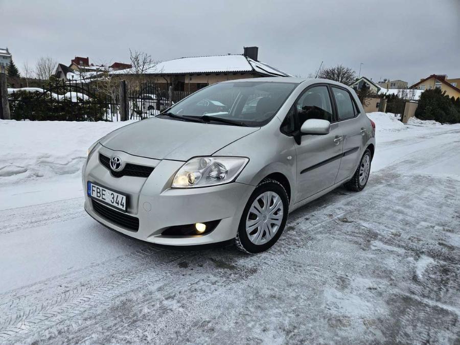 Pelēks Toyota Auris 2007 Viļņa, ar dzinēja tilpumu 1.60 L un nobraukumu 133 tūkst. km par 3200 €, foto 1 vietnē AUTOMOTO.COM.LV