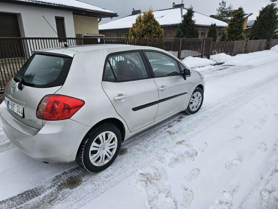 Pelēks Toyota Auris 2007 Viļņa, ar dzinēja tilpumu 1.60 L un nobraukumu 133 tūkst. km par 3200 €, foto 5 vietnē AUTOMOTO.COM.LV