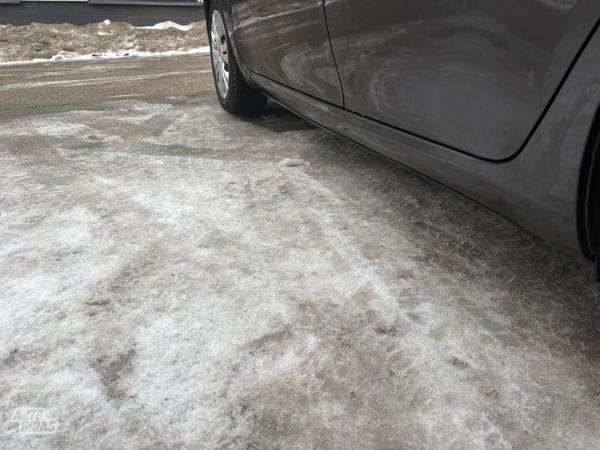 Grey Toyota Auris 2007 in Vilnius, with an engine capacity of 1.60 L and mileage of 250 thousand km for 3299 €, photo 9 on AUTOMOTO.COM.LV