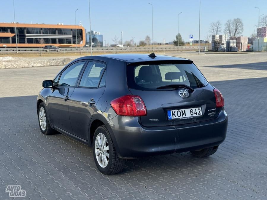Pelēks Toyota Auris 2007 Viļņa, ar dzinēja tilpumu 2.00 L un nobraukumu 304 tūkst. km par 2200 €, foto 4 vietnē AUTOMOTO.COM.LV