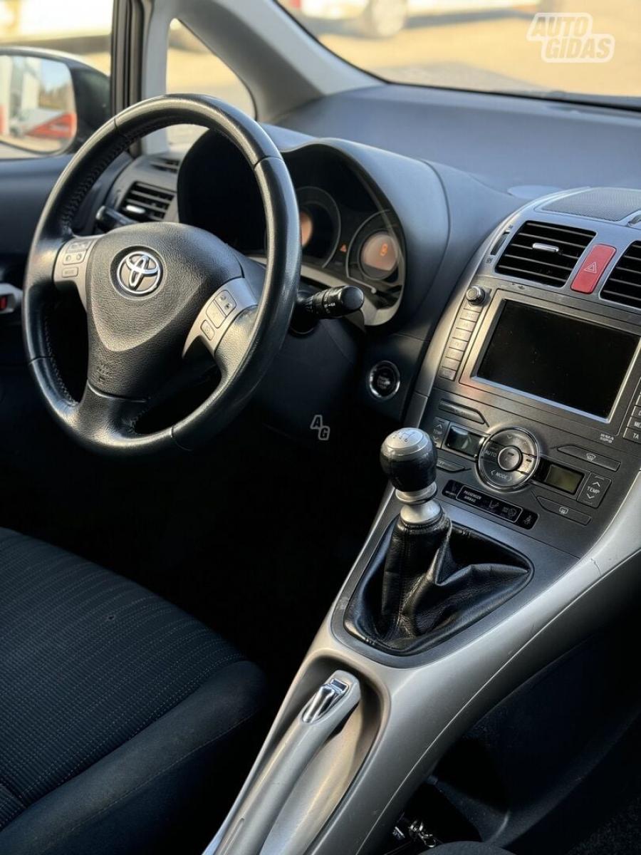Pelēks Toyota Auris 2007 Viļņa, ar dzinēja tilpumu 2.00 L un nobraukumu 304 tūkst. km par 2200 €, foto 8 vietnē AUTOMOTO.COM.LV