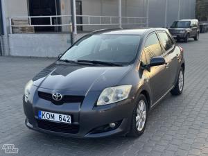 Pelēks Toyota Auris 2007 Viļņa, ar dzinēja tilpumu 2.00 L un nobraukumu 304 tūkst. km par 2200 €, foto  vietnē AUTOMOTO.COM.LV