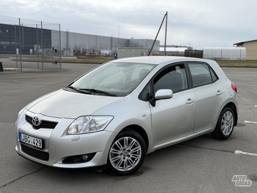 Grey Toyota Auris 2007 in Panevezys, with an engine capacity of 2.00 L and mileage of 349 thousand km for 790 €, photo 1 on AUTOMOTO.COM.LV