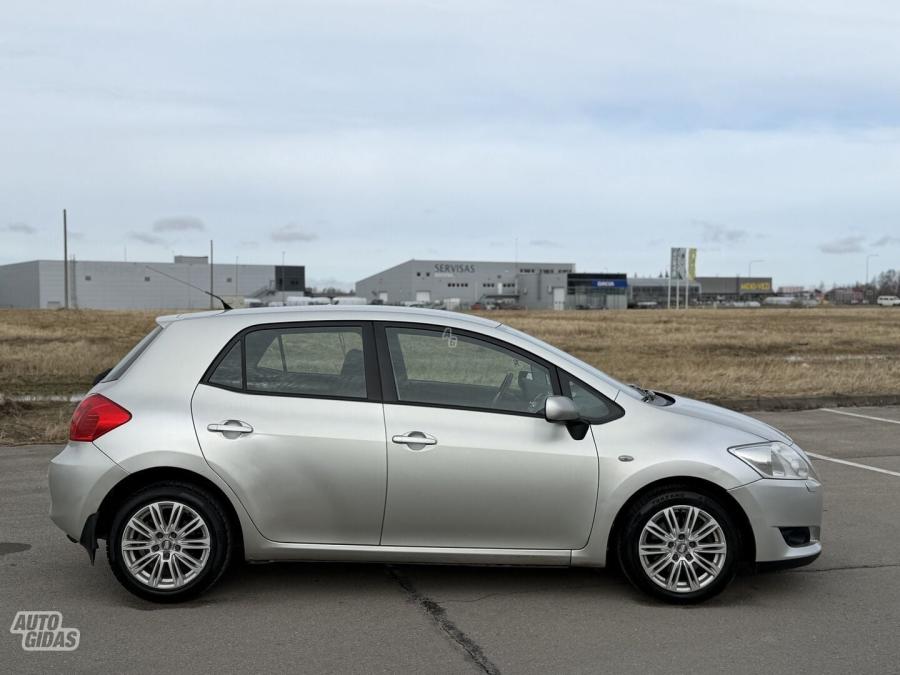 Grey Toyota Auris 2007 in Panevezys, with an engine capacity of 2.00 L and mileage of 349 thousand km for 790 €, photo 5 on AUTOMOTO.COM.LV