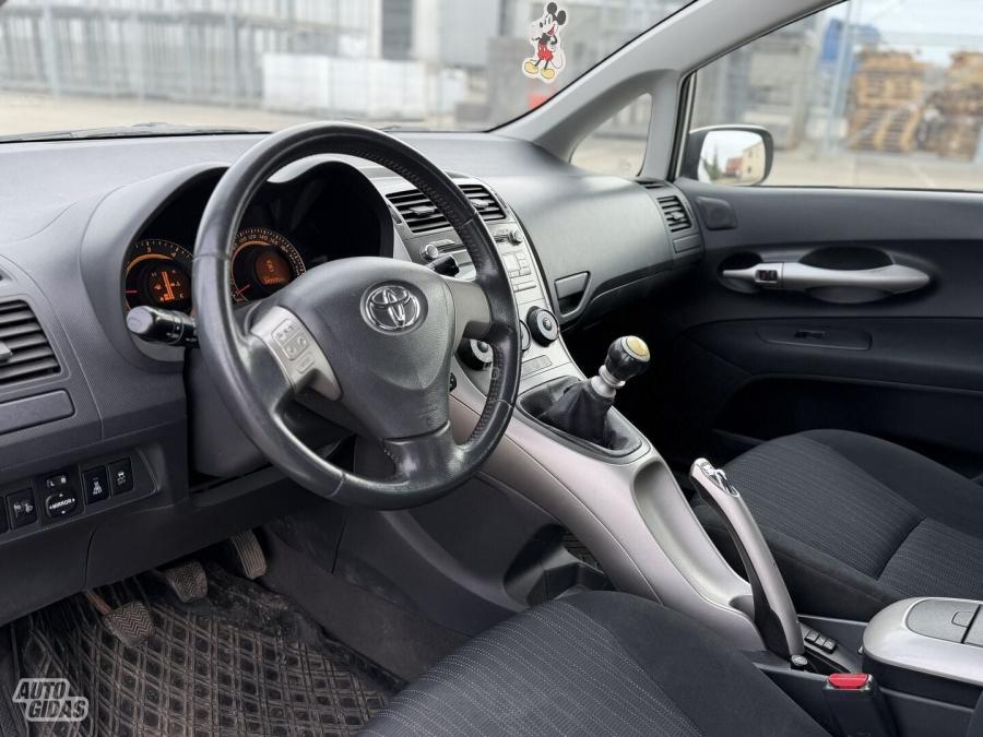 Grey Toyota Auris 2007 in Panevezys, with an engine capacity of 2.00 L and mileage of 349 thousand km for 790 €, photo 9 on AUTOMOTO.COM.LV