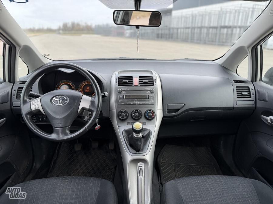 Grey Toyota Auris 2007 in Panevezys, with an engine capacity of 2.00 L and mileage of 349 thousand km for 790 €, photo 10 on AUTOMOTO.COM.LV