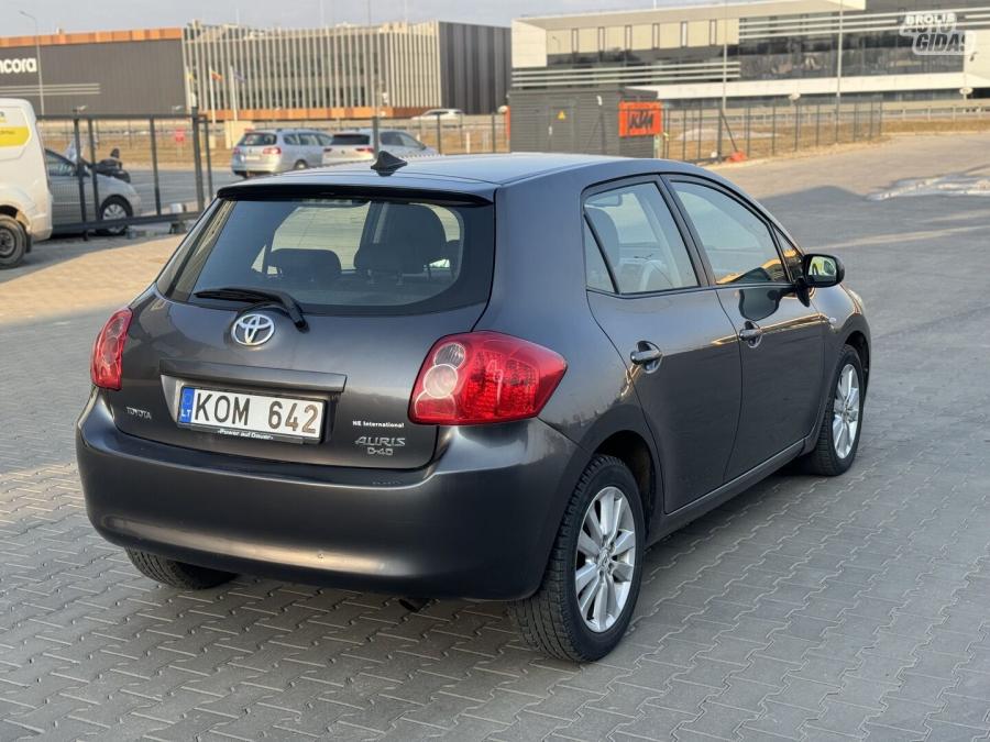 Pelēks Toyota Auris 2007 Viļņa, ar dzinēja tilpumu 2.00 L un nobraukumu 308 tūkst. km par 2100 €, foto 4 vietnē AUTOMOTO.COM.LV