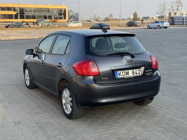 Pelēks Toyota Auris 2007 Viļņa, ar dzinēja tilpumu 2.00 L un nobraukumu 308 tūkst. km par 2100 €, foto 4 vietnē AUTOMOTO.COM.LV