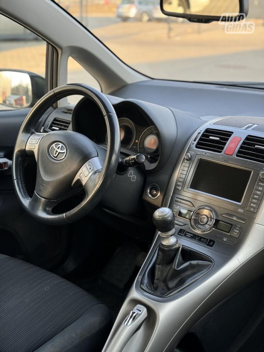 Pelēks Toyota Auris 2007 Viļņa, ar dzinēja tilpumu 2.00 L un nobraukumu 308 tūkst. km par 2100 €, foto 8 vietnē AUTOMOTO.COM.LV
