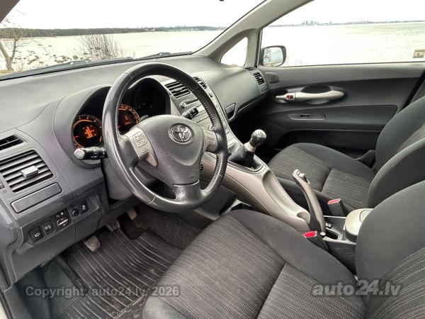 Grey Toyota Auris 2007 in Tallinn, with an engine capacity of 1.60 L and mileage of 138 thousand km for 2250 €, photo 8 on AUTOMOTO.COM.LV