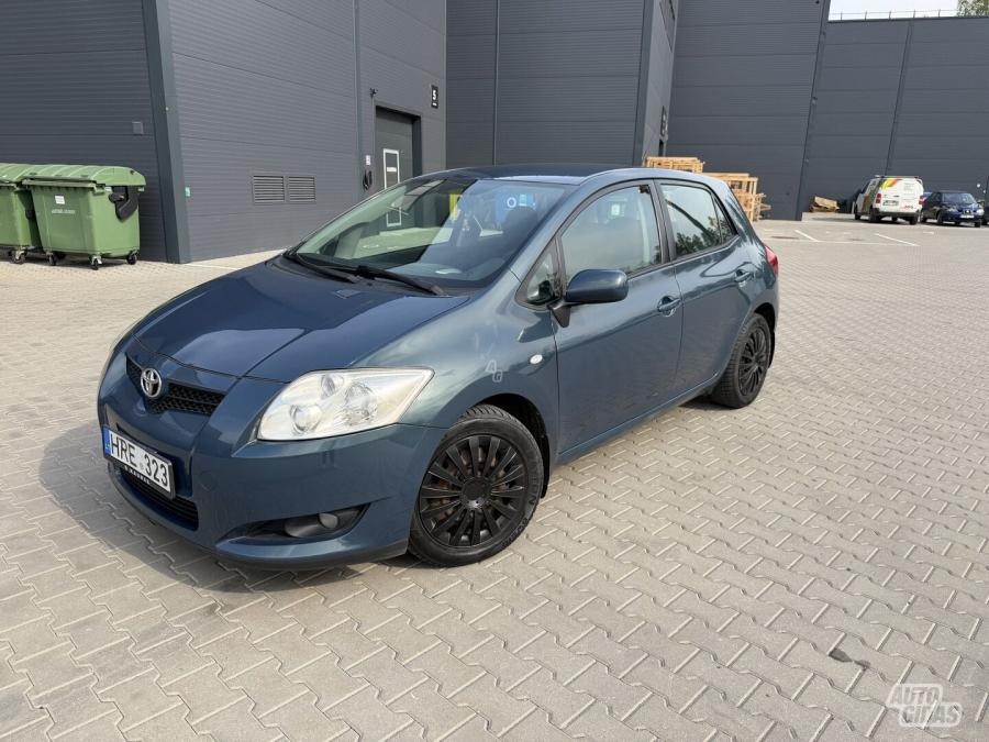 Grey Toyota Auris 2007 in Kaunas, with an engine capacity of 2.00 L and mileage of 290 thousand km for 1890 €, photo 1 on AUTOMOTO.COM.LV