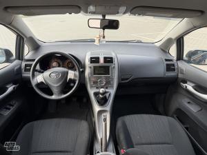 Grey Toyota Auris 2007 in Kaunas, with an engine capacity of 2.00 L and mileage of 290 thousand km for 1890 €, photo 9 on AUTOMOTO.COM.LV