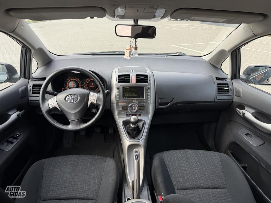 Grey Toyota Auris 2007 in Kaunas, with an engine capacity of 2.00 L and mileage of 290 thousand km for 1890 €, photo 9 on AUTOMOTO.COM.LV