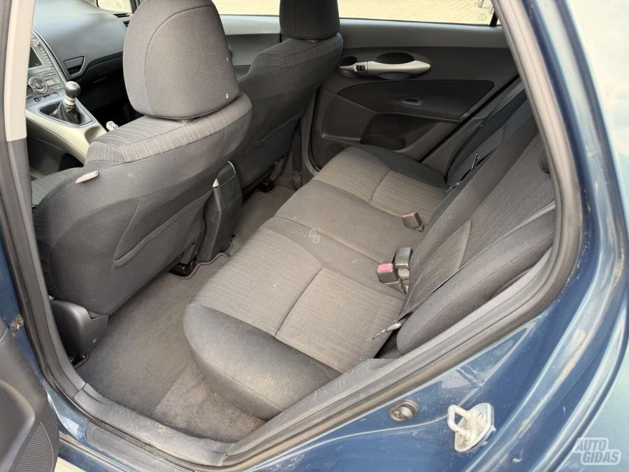 Grey Toyota Auris 2007 in Kaunas, with an engine capacity of 2.00 L and mileage of 290 thousand km for 1890 €, photo 10 on AUTOMOTO.COM.LV