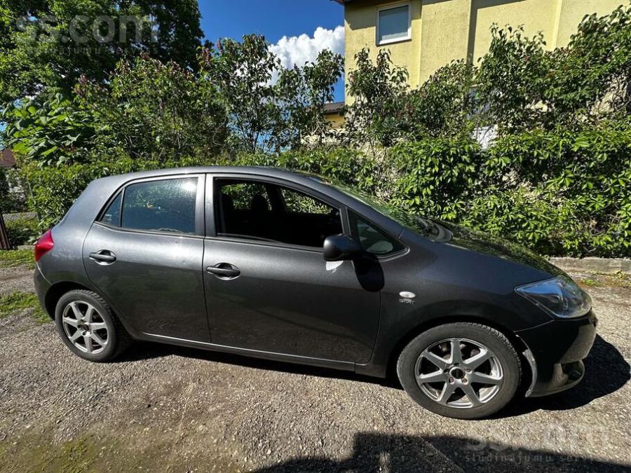 Grey Toyota Auris 2007 in Riga, with an engine capacity of 2.20 L and mileage of 315 thousand km for 3500 €, photo 4 on AUTOMOTO.COM.LV