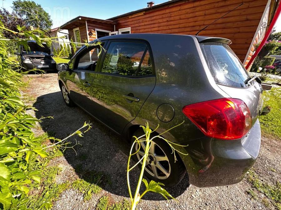 Grey Toyota Auris 2007 in Riga, with an engine capacity of 2.20 L and mileage of 315 thousand km for 3500 €, photo 6 on AUTOMOTO.COM.LV