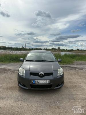 Pelēks Toyota Auris 2007 Viļņa, ar dzinēja tilpumu 2.00 L un nobraukumu 345 tūkst. km par 1750 €, foto  vietnē AUTOMOTO.COM.LV