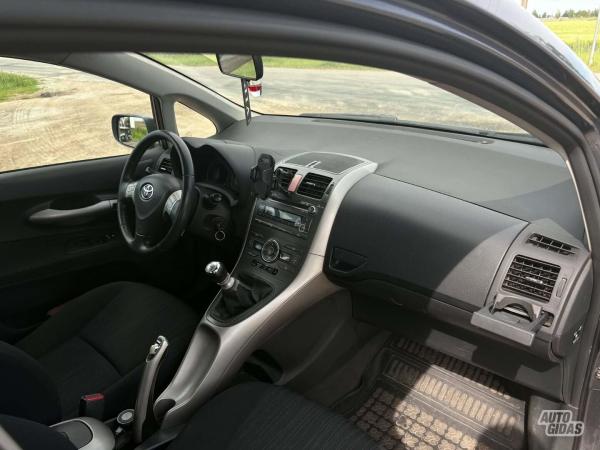 Grey Toyota Auris 2007 in Vilnius, with an engine capacity of 2.00 L and mileage of 345 thousand km for 1750 €, photo 6 on AUTOMOTO.COM.LV