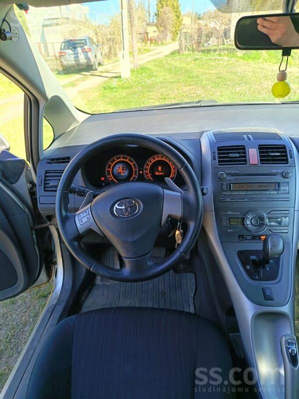 Grey Toyota Auris 2007 in Riga, with an engine capacity of 1.60 L and mileage of 260 thousand km for 1750 €, photo 5 on AUTOMOTO.COM.LV
