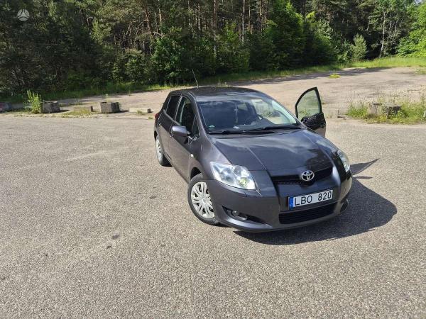 Pelēks Toyota Auris 2007 Viļņa, ar dzinēja tilpumu 1.60 L un nobraukumu 143 tūkst. km par 3000 €, foto 1 vietnē AUTOMOTO.COM.LV