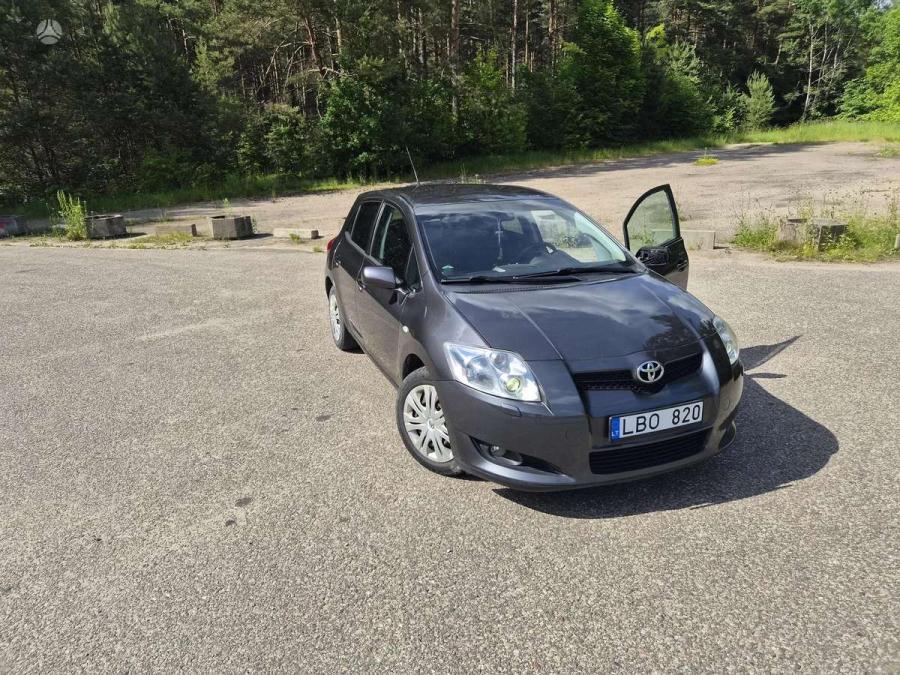 Grey Toyota Auris 2007 in Vilnius, with an engine capacity of 1.60 L and mileage of 143 thousand km for 3000 €, photo 1 on AUTOMOTO.COM.LV