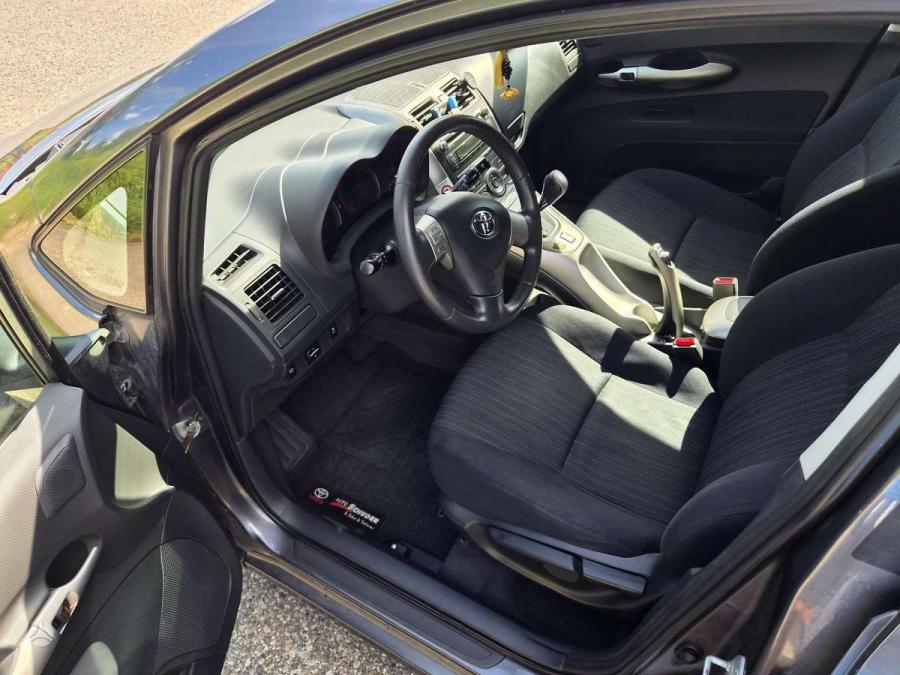 Grey Toyota Auris 2007 in Vilnius, with an engine capacity of 1.60 L and mileage of 143 thousand km for 3000 €, photo 3 on AUTOMOTO.COM.LV