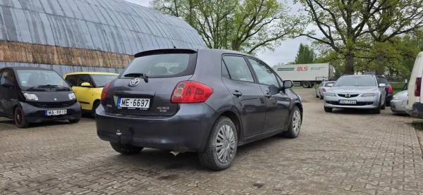 Grey Toyota Auris 2007 in Valmiera, with an engine capacity of 2.00 L and mileage of 305 thousand km for 1850 €, photo 3 on AUTOMOTO.COM.LV