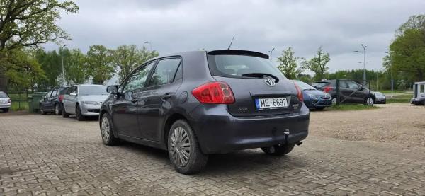 Grey Toyota Auris 2007 in Valmiera, with an engine capacity of 2.00 L and mileage of 305 thousand km for 1850 €, photo 4 on AUTOMOTO.COM.LV
