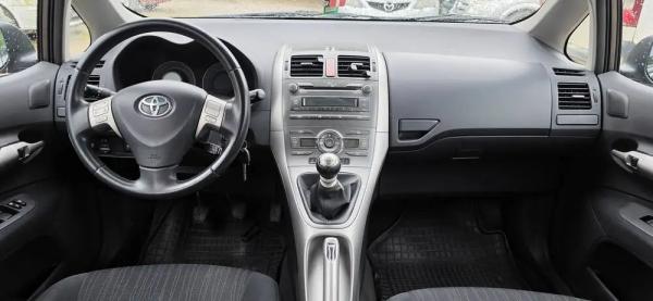 Grey Toyota Auris 2007 in Valmiera, with an engine capacity of 2.00 L and mileage of 305 thousand km for 1850 €, photo 7 on AUTOMOTO.COM.LV