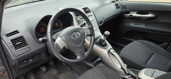 Grey Toyota Auris 2007 in Valmiera, with an engine capacity of 2.00 L and mileage of 305 thousand km for 1850 €, photo 8 on AUTOMOTO.COM.LV