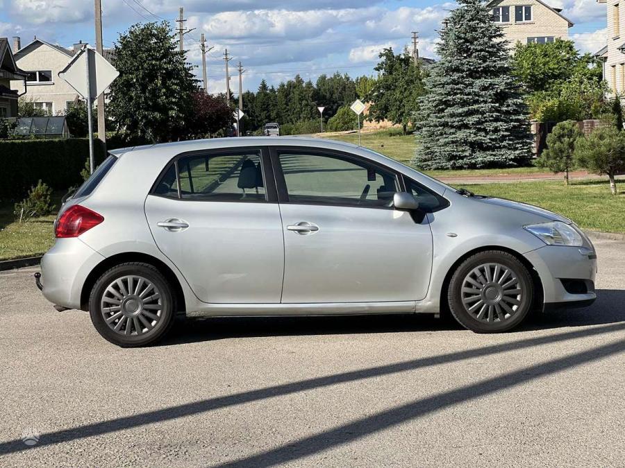 Grey Toyota Auris 2007 in Radviliskis, with an engine capacity of 2.00 L and mileage of 300 thousand km for 1999 €, photo 3 on AUTOMOTO.COM.LV
