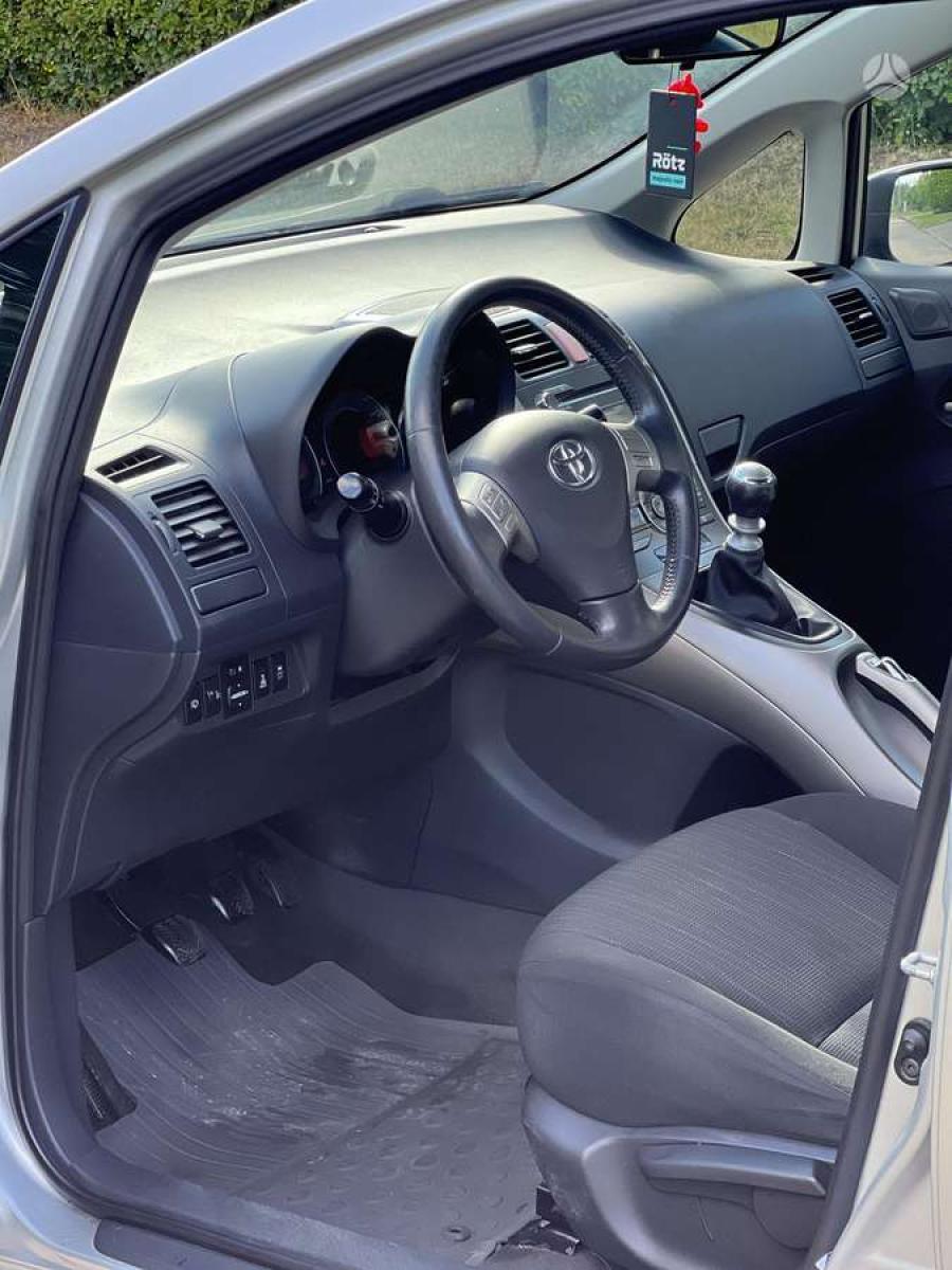 Grey Toyota Auris 2007 in Radviliskis, with an engine capacity of 2.00 L and mileage of 300 thousand km for 1999 €, photo 10 on AUTOMOTO.COM.LV